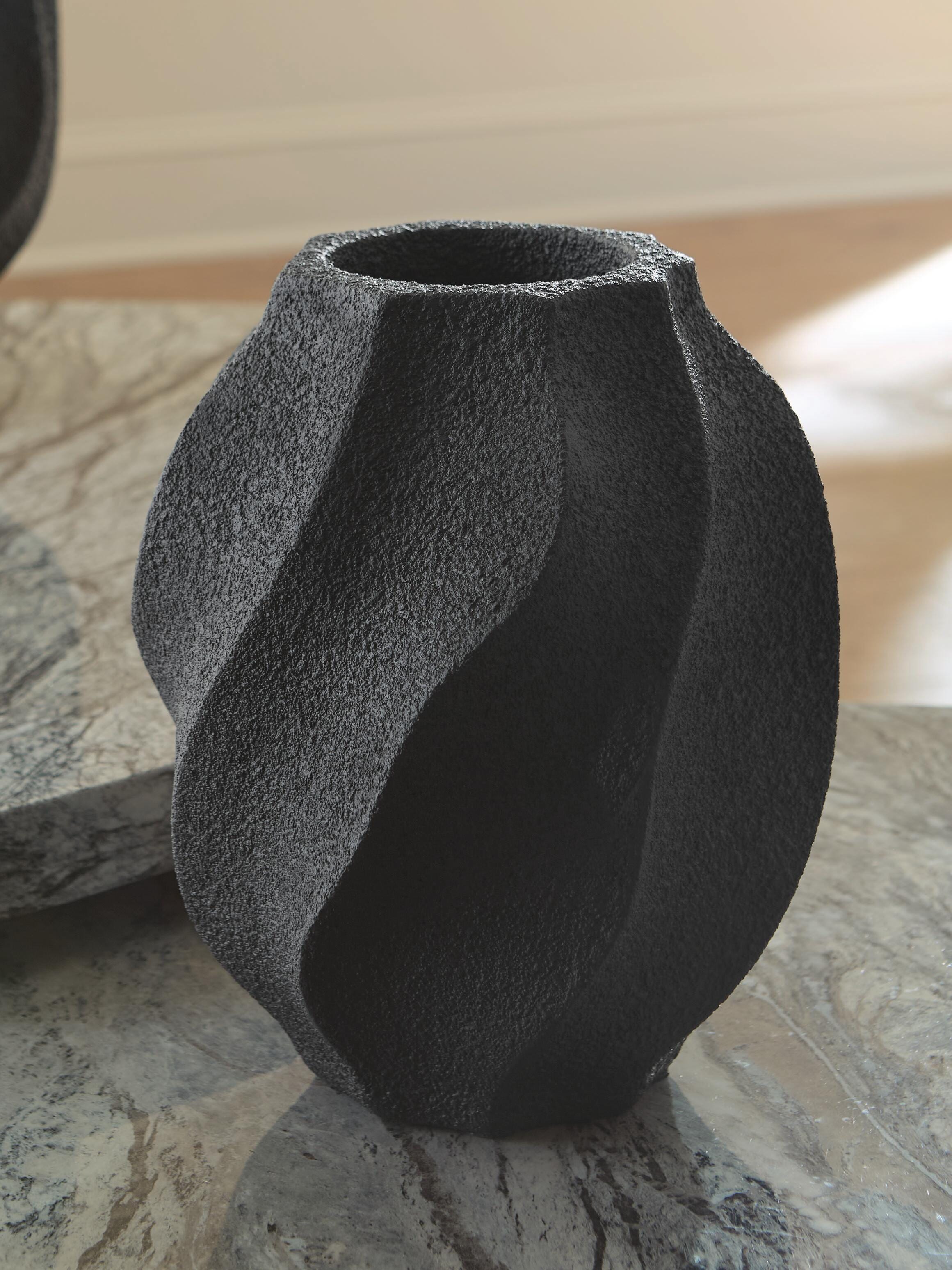 Click here for Judworth Vase  Black prices