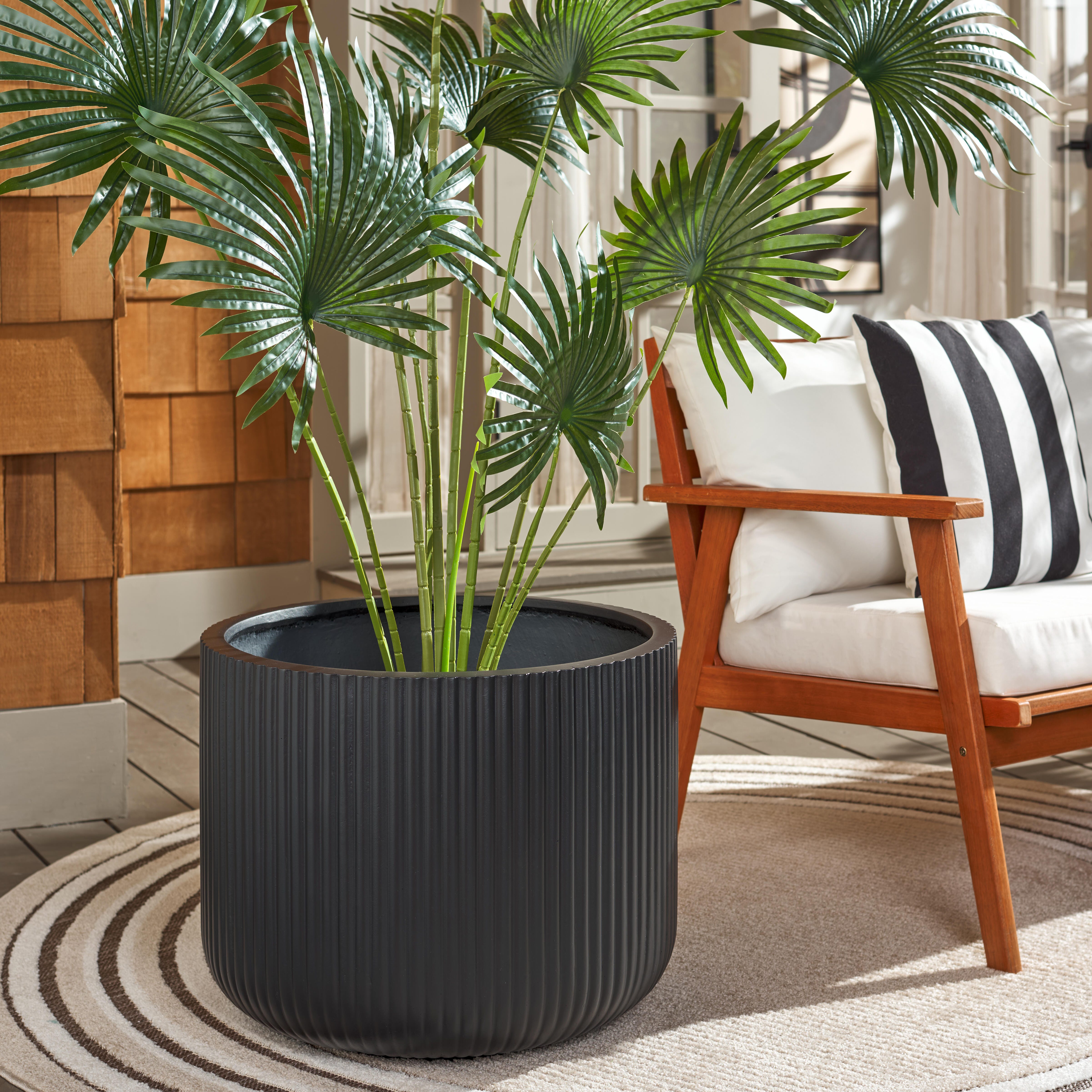 Click here for Safavieh Lucca Outdoor Large Planter  Black prices