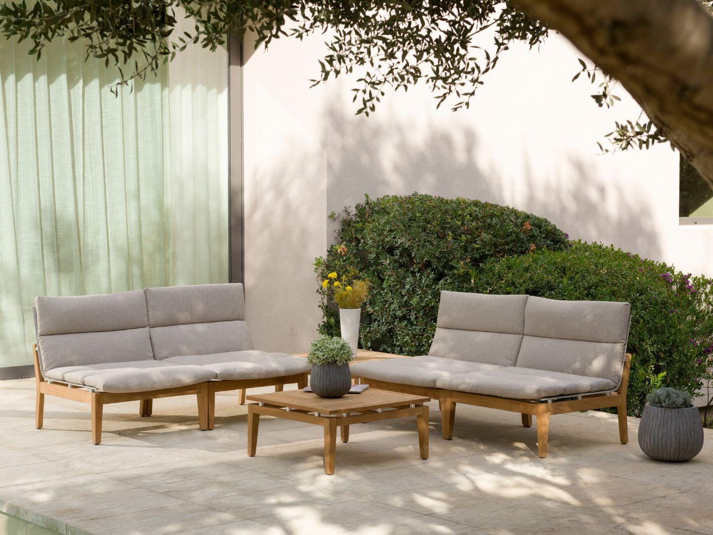 Click here for Seychelles 4 Lounge Chairs and 2 Coffee Tables  Li... prices