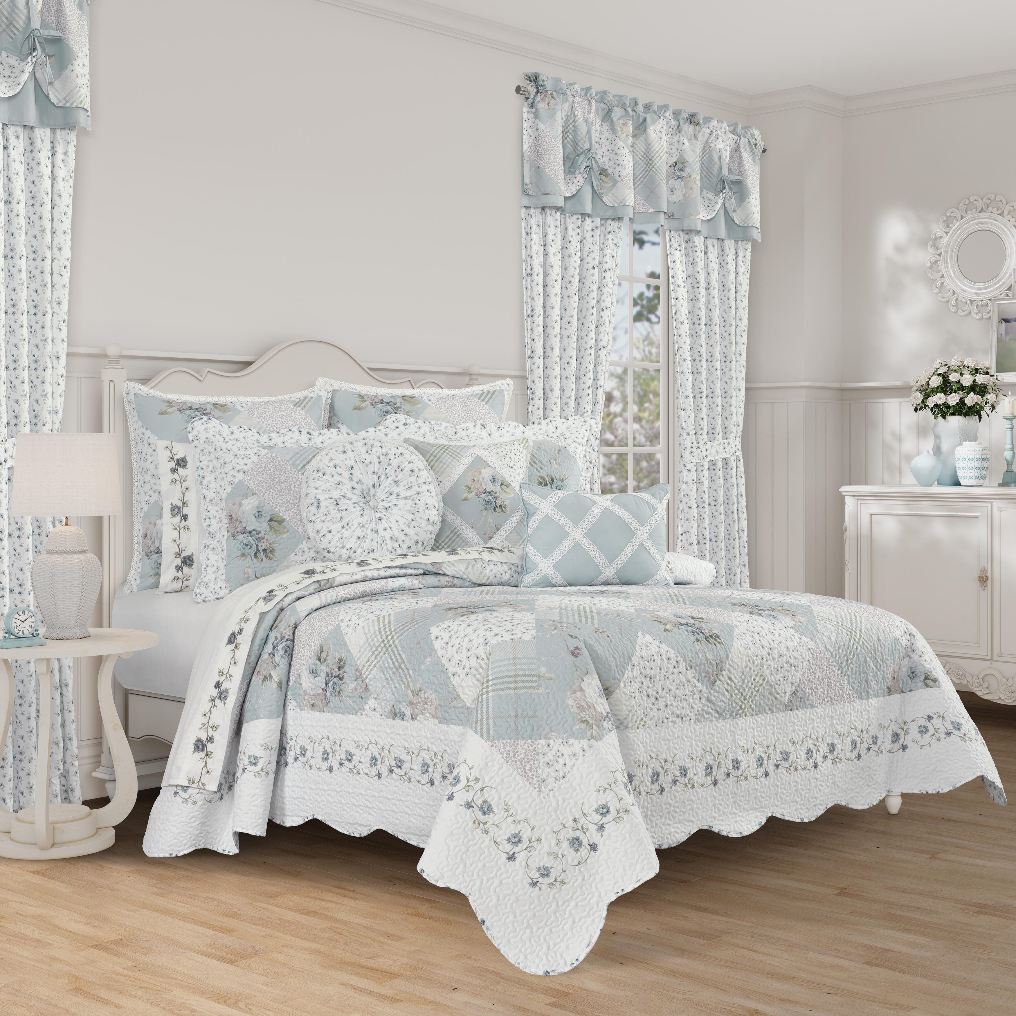 Click here for Royal Court Bungalow Full/Queen 3 Piece Quilt Set... prices