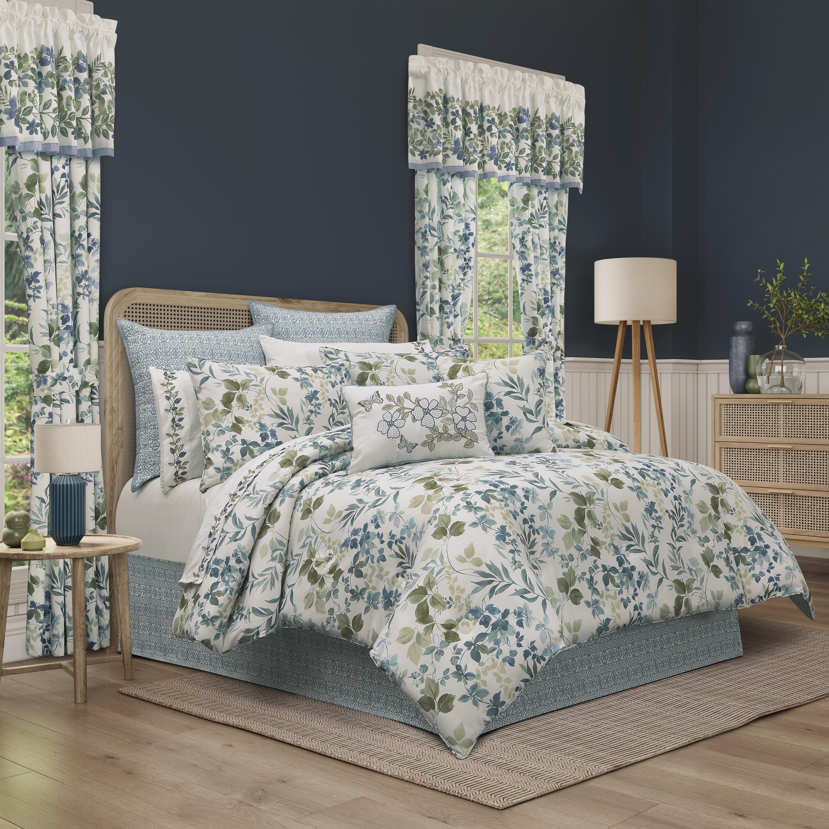 Click here for Royal Court Evergreen Queen 4 Piece Comforter Set... prices