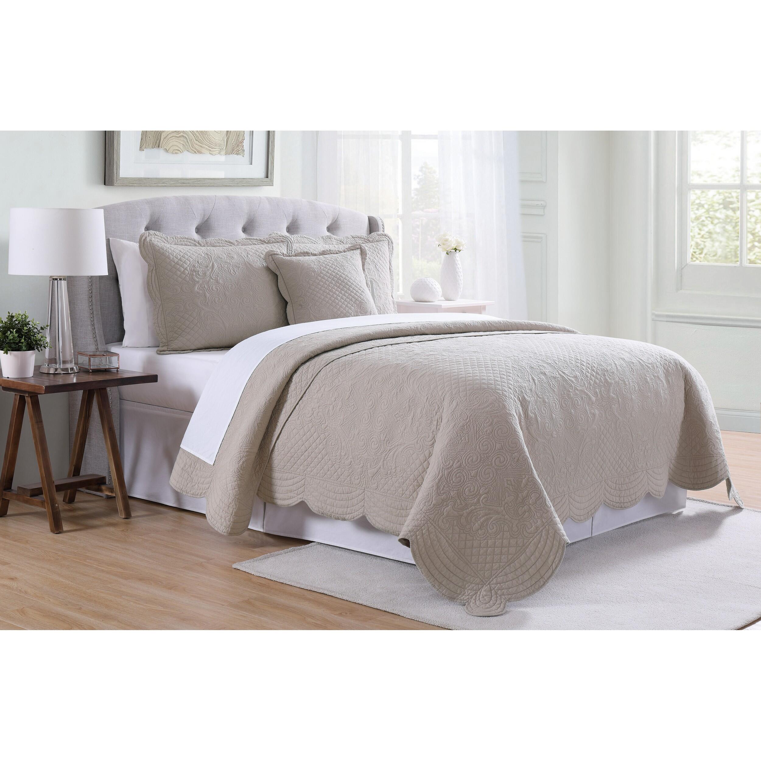 Click here for French Tile Scalloped 2-Piece Twin Quilt Set  Tan prices