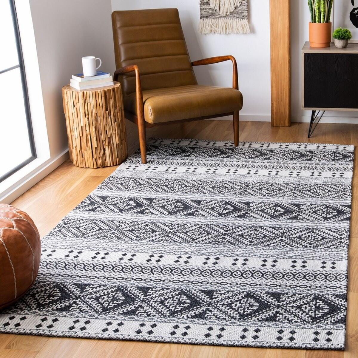 Click here for Safavieh Augustine 5 x 77 Area Rug  Black/Cream prices