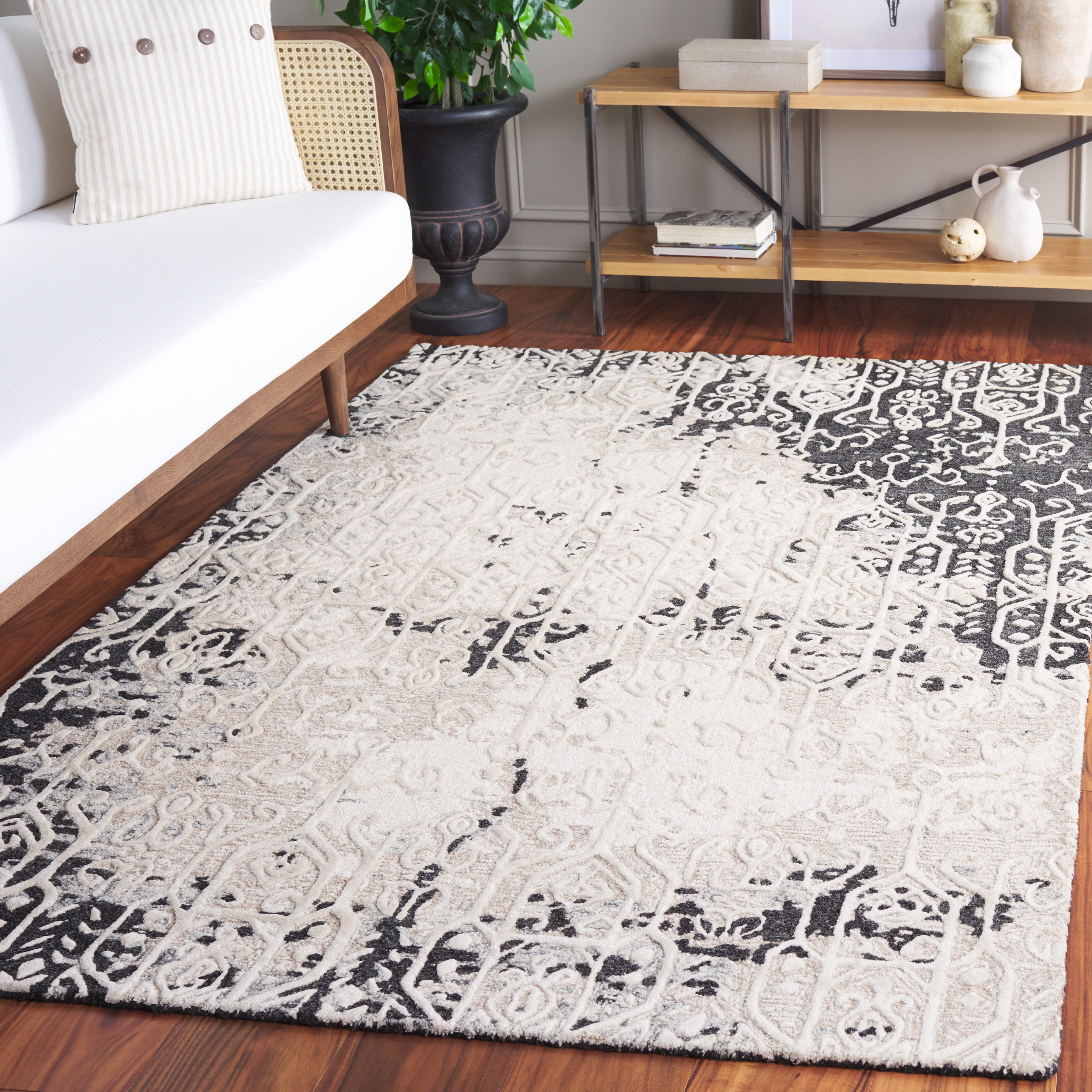Click here for Safavieh Ebony Anton 6 x 9 Area Rug  Black/Ivory prices