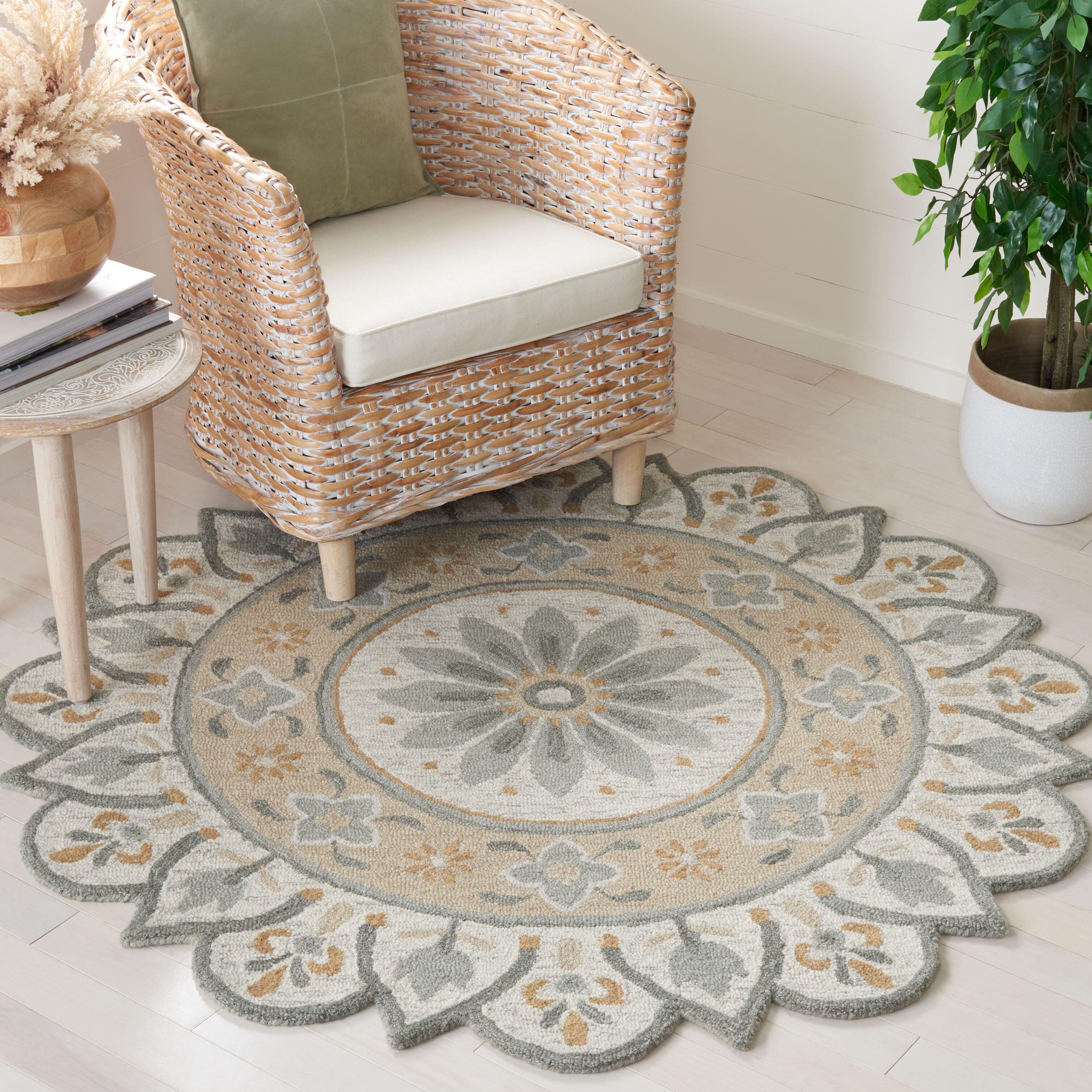 Click here for Safavieh Novelty Collection Ikuyo 5 x Round Rug  B... prices