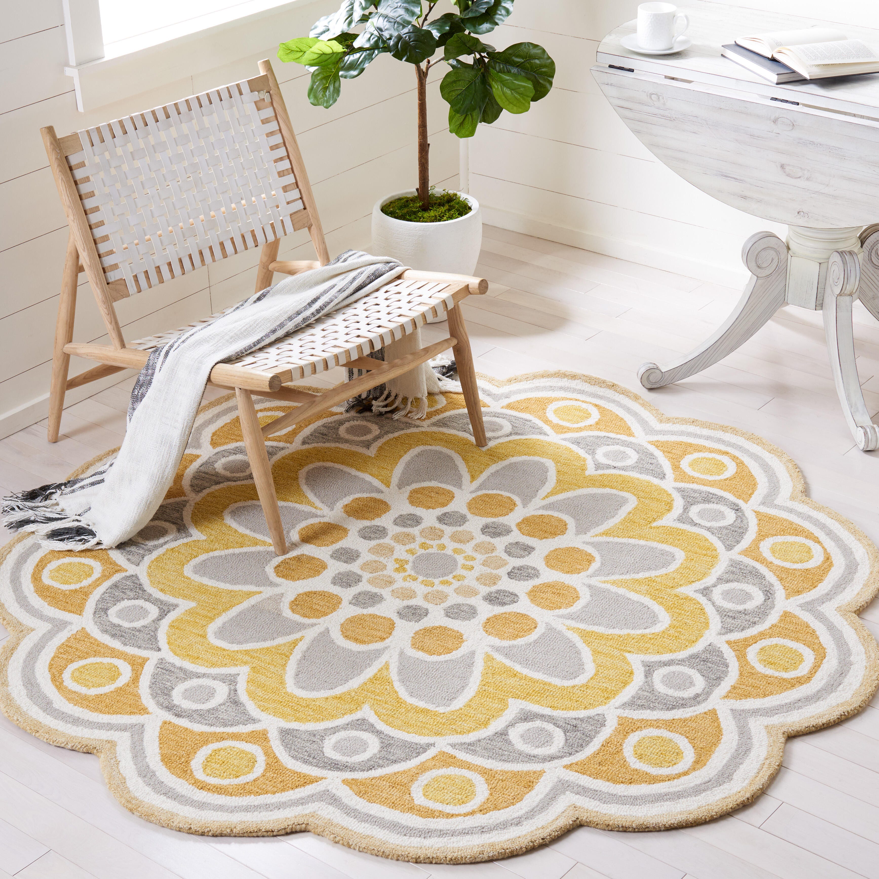 Click here for Safavieh Novelty Collection Nidhi 5 x 5 Round Rug... prices