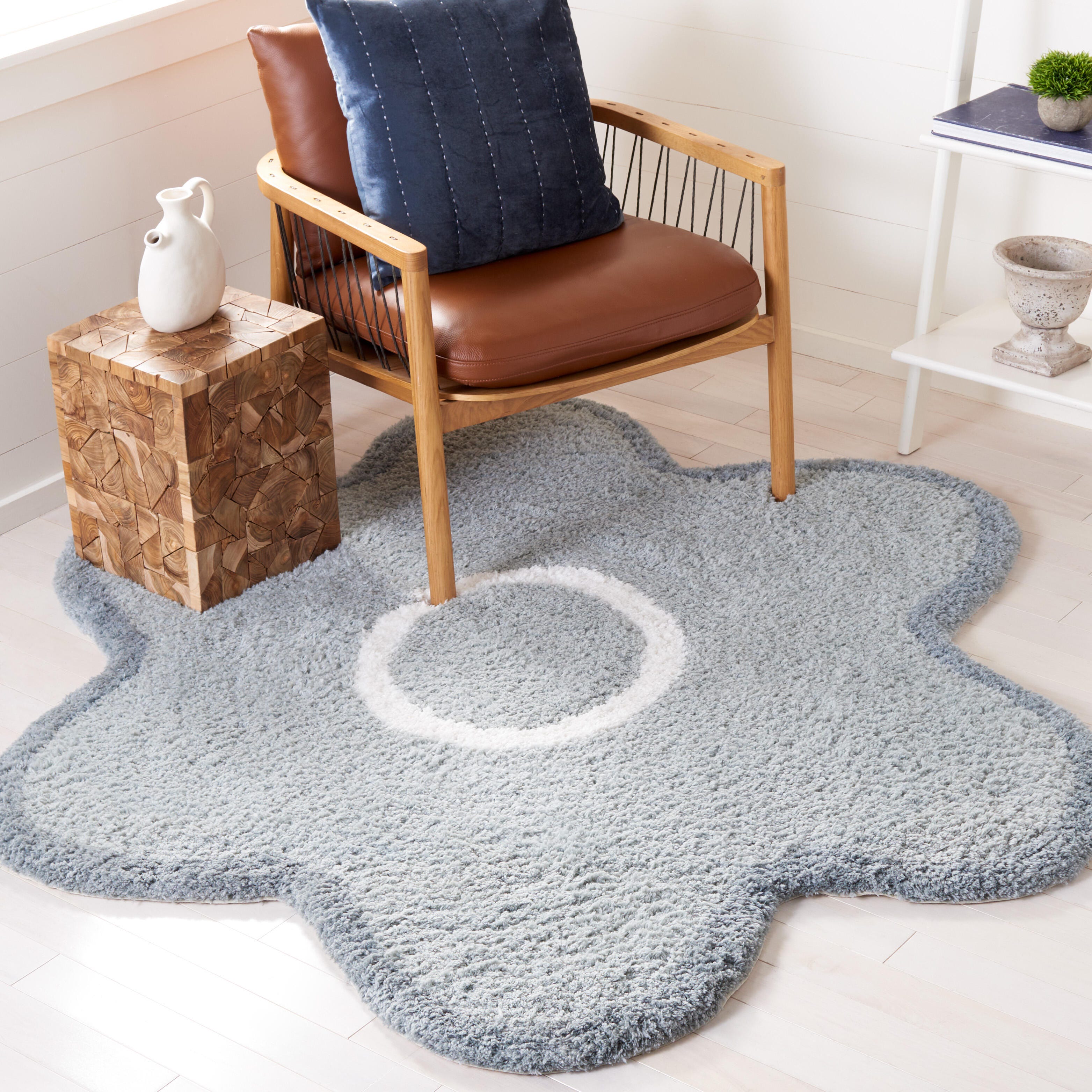 Click here for Safavieh Novelty Collection Lorea 4 x 4 Round Rug... prices